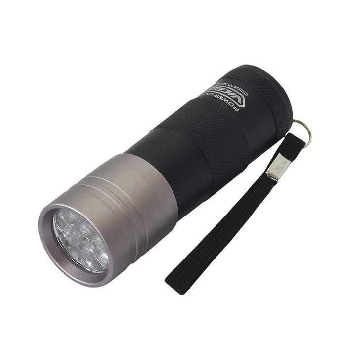 強力なブラックUV-LEDを搭載した蓄光器。釣果を向上させるための必需品。 光源: ブラックUV-LED 12灯 UV波長: 395?400nm 連続照射時間: 約10時間 電池: 単4×3（別売） 持ち運びに便利なストラップ付き ハンディ...
