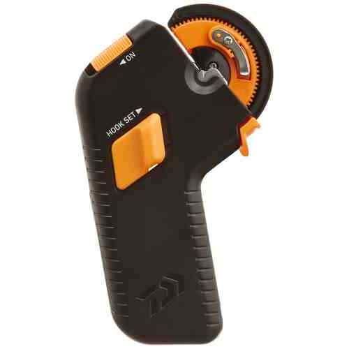 握りやすいピストル型の針結び器。 厚さ約26mmで持ちやすいデザイン 一度に約500本の針を巻き付け可能（5巻きの場合） 小さい針も簡単に結ぶことができる 適合糸: ナイロン／フロロ 0.1〜6号（細い糸の場合、カールすることがあります） ...