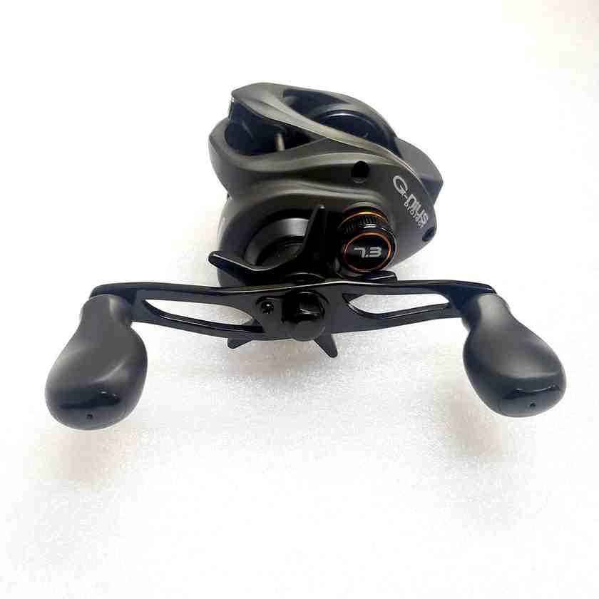 メーカー: ジーニアス アイテム: ベイトリール 自重: 179g ギア比: 7.3 巻取量: 75cm ドラグMAX: 9.0kg ラインキャパ: 12lb...120m(ナイロン) ベアリング: 6個 ハンドル: 90mm ノブサイズ:...