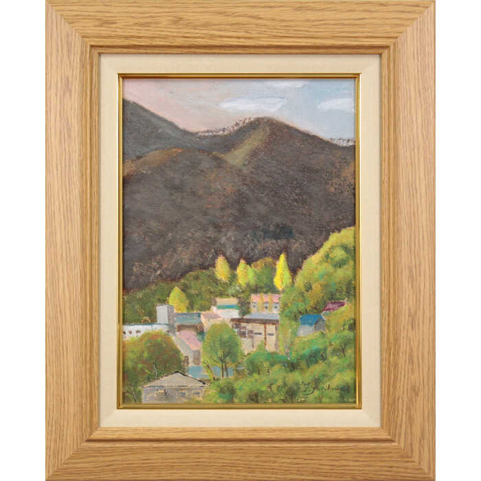 山のふもとの木々とその合間に立つ家々の輪郭が、朝日色に染まる1978年制作技法：油彩画作品サイズ：F4号額のサイズ：高さ48cm×幅39cm×奥行き5.0cm作品の状態：良好ですこちらの作品は、画像と同型の新品の額縁、箱にお入れして発送いた...