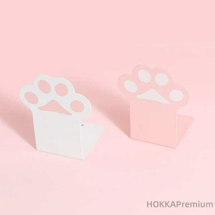 耐久性に優れた丈夫なブックエンドです。オフィスやご家庭の書棚をはじめ、机上の整理などに役立ちます。猫爪のシルエットが可愛らしいデザインです。机上をオシャレで快適な空間に演出します。L型の形状は、書棚や机の端部まで書籍を並べられ、幅広くご活用...