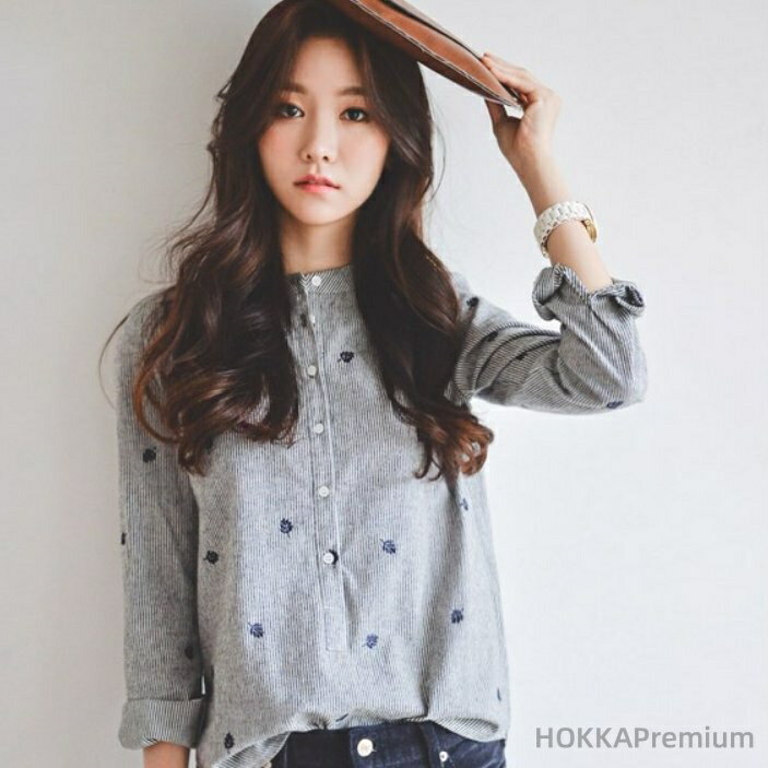 キュートな刺繍が施された長袖ストライプシャツ大人可愛い雰囲気を演出するデザインですどんなシーンでもスタイリッシュに決まります色展開 ストライプサイズ S M L XLサイズ(cm)S /着丈 65 /胸囲 88 /肩幅 36 /袖丈 55M...