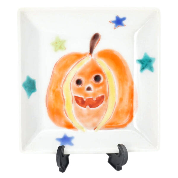 素材：磁器 サイズ：辺9cm×高さ1.8cm 付属品：皿立て 箱：紙箱 九谷焼の技術を用いながら、現代のライフスタイルに溶け込む遊び心あふれるデザインで仕上げた、ミニミニ飾り皿です。 九谷焼の鮮やかな色彩が、本来はちょっぴり怖いハロウィンモ...