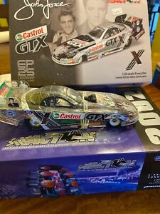 Signed John Force Castrol GTX ELVIS Clear Body? Funny Car 1:24 Action 2002署名されたジョン・フォースエルヴィスの体おかしいクリア車：アクション※注意※NYからの配送に...
