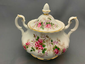 Royal Albert Lavender Rose Lidded Handled Sugar Bowl Tea.ロイヤルアルバートラベンダーローズ蓋付きは、シュガーボウルティーを扱いました。※注意※NYからの配送になりますので2週間前後お...