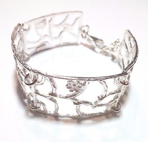 bracciale da donna in argento 925 fatto a mano b105カフシルバー※注意※NYからの配送になりますので2週間前後お時間をいただきます。人気の商品は在庫が無い場合がございます。ご了承くださいませ...