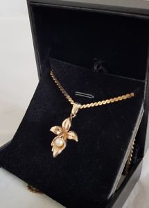 a vintage 9ct yellow gold drop pendantfashioned as an orchidset with a pearlパールorchidsetpendantfashionedヴィンテージ9ctイェローゴール...