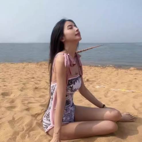華やかな花柄が目を引く、女性らしいレトロな雰囲気漂う水着。ワンピースデザインで体型をカバーしながらも、伸縮性のある素材で着心地も快適。肩のリボンが大人可愛いデザインで、モテ度も上昇間違いなし。女性らしいセクシーさも演出。花柄が映えるピンクカ...