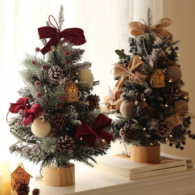 【ミニツリー】多彩なデコレーションやLEDライトを組み合わせたミニクリスマスツリー。柔らかな光が幻想的な雰囲気を演出し、クリスマスの夜を華やかに彩ります。 【DIYが楽しめる飾りセット】クリスマスツリー本体と華やかな飾り物が含まれており、満...