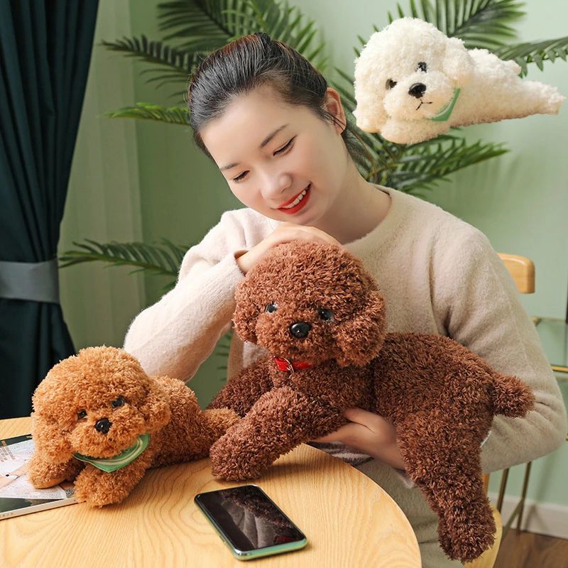 もこもことした触り心地とルックスがかわいいトイプードルぬいぐるみです。癒しの抱きぐるみ。 見ているだけでウトウトしちゃいそうな癒し系アイテムです。 枕にしたり、抱き枕にしたり、抱っこしたり、いろいろな使い方でくつろげます。 全長32cm/全...