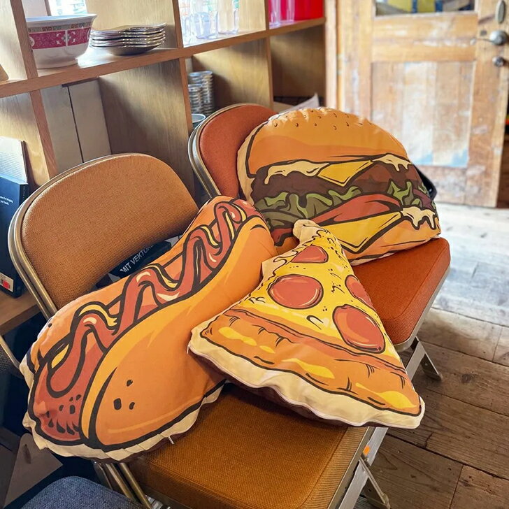 商品情報サイズハンバーガー:約W58×H45cmホットドッグ:約W68×H30cmピザ:約W55×H40cm材質コットン色商品説明ビンテージな風合いがナイスな大型ポップアートクッション。インテリアにもハマる、食べたくないそうな素敵なクッショ...
