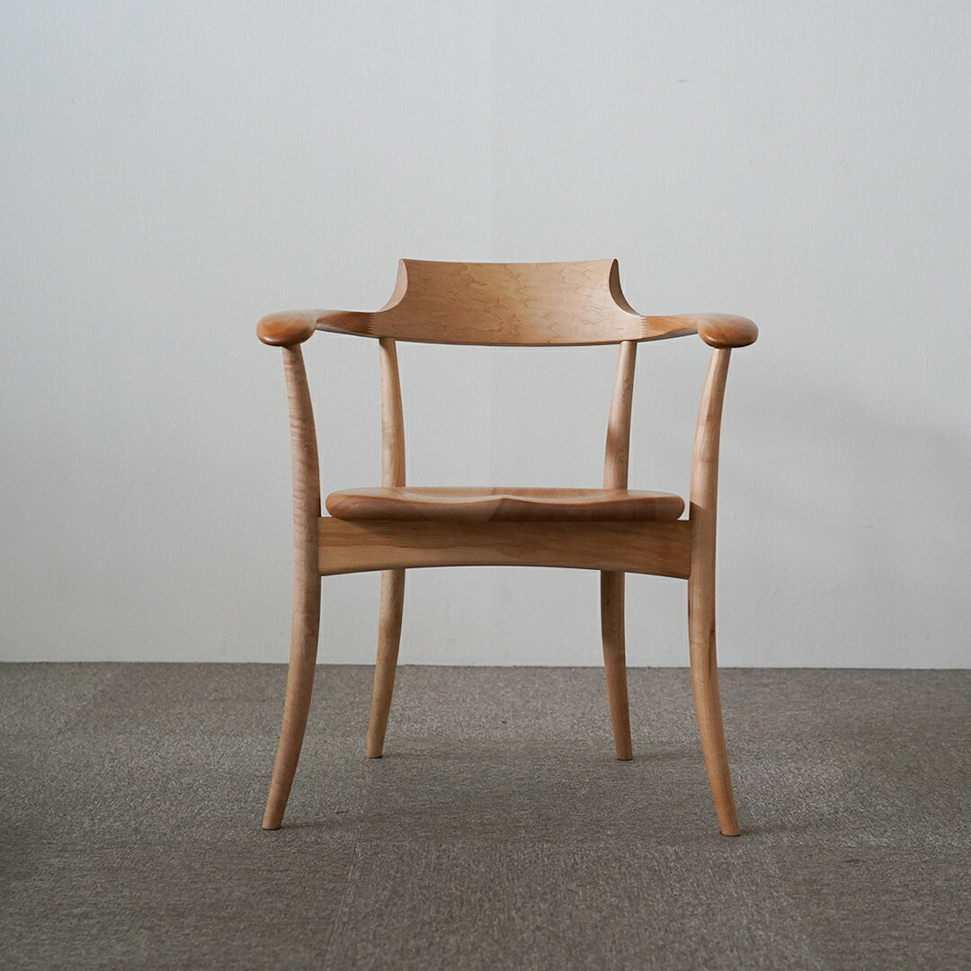 商品情報サイズ幅62×奥行50.5×高さ71×座高39.5×肘高64.5材質カバ(国産材)木部：10年保証塗装ポリウレタン樹脂塗装商品説明天然木には心地よい温もりがあります。 この温もりを、そのまま暮らしのなかにお届けしたくてクレセントシリ...