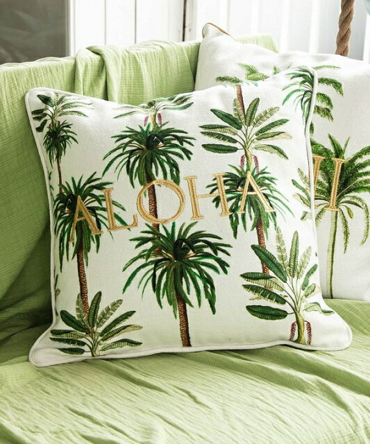 パームツリーデザインの大人ハワイアンなクッションカバー♪ALOHAの文字が金の刺しゅうで施されており、高級感のある印象に。 一つ置くだけで、お部屋を彩ってくれ、大人ハワイアンなお部屋にしてくれます。 サイズ：縦45x横45cm 素　材：本体...