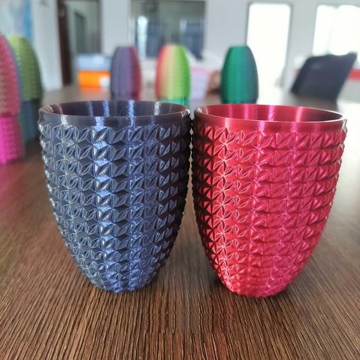 CC3D DUAL PLAは2色混合成型の特殊な3Dプリンター用フィラメント。 2色の光沢のあるフィラメントを、1つのリールにまとめた特殊なフィラメントです。見る角度(造形する角度)によって見え方が変わる不思議で美しいカラーのプリントが可能...