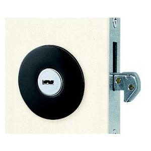 後付け用の鍵付錠セットです。 錠ケースと枠側錠受けがセットになっています。 工場より出荷する場合と金具の形状が変わりますので、引き戸・枠の加工穴に追加加工が必要となります。 品名 引き戸後付鍵付錠セット ブラックB型 品番 ZH22B4 製...