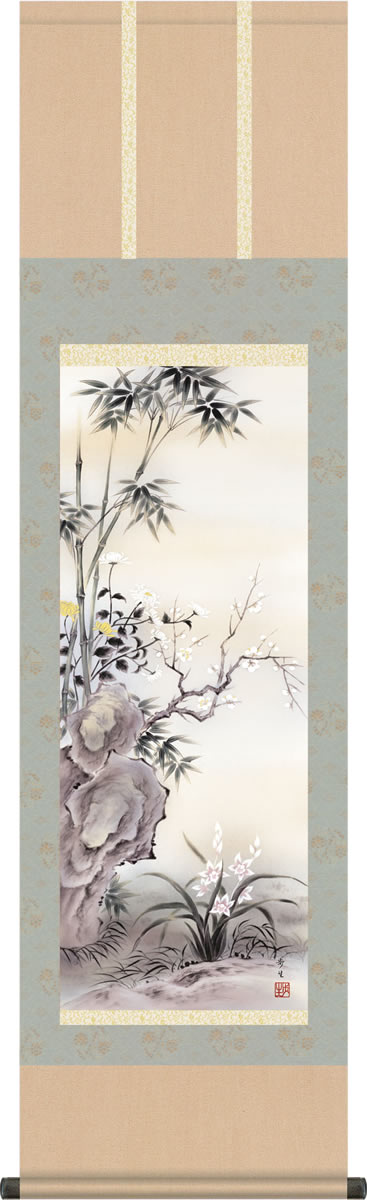 名君子に喩えられる中国古来の吉祥名花 古来、四君子と讃えられ珍重されてきた「梅」「竹」「菊」「蘭」の吉祥花。荘厳高貴な趣が漂う四君子が一堂に咲き競う吉祥の彩りあふれる作品です。 ●幅44.5×高さ164cm（小さいサイズ） ●本紙・・・新絹...