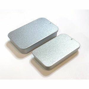 商品紹介缶のサイズは大と小の2種類。スライドケース缶の無地タイプです！！この缶は他の缶と違って、ザラザラしているブリキ素材です。（サテン材と言います）サイズ・容量商品サイズ：大（8cmx5cm×1.5hcm）小（4cm×7cm×1.3hcm...
