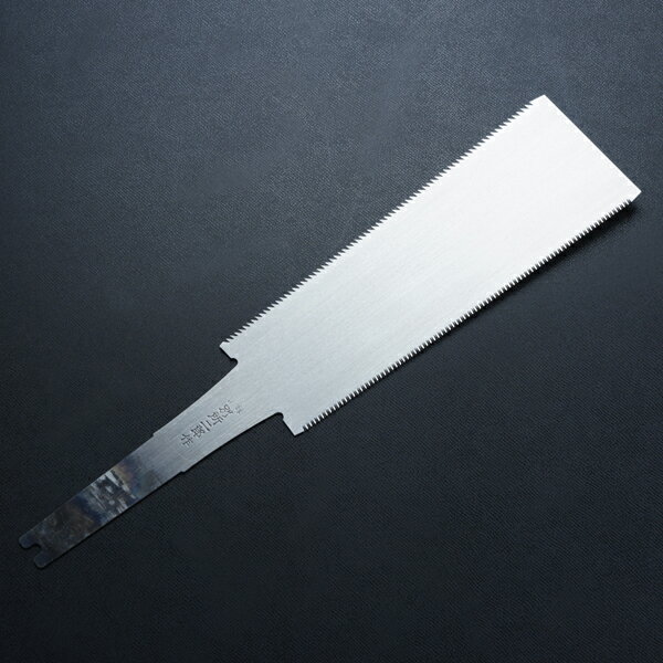 製品仕様 ■サイズ：刃渡り210mm ■刃ピッチ：24枚/寸 ■挽目：縦挽＋横挽 ■アサリ：有 ■用途材：針葉樹（杉・ヒノキなど）、一般木材 ■適応：造作・回り縁・竿縁 ■製造：日本製 ■特徴： プロユーザーからの人気No1の両刃鋸です。 ...