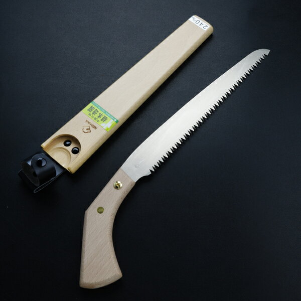製品仕様 ■サイズ：刃渡り240mm ■用途：植木の剪定 ■挽目：横挽 ■製造：日本製 ■特徴： 切断面がスベスベで木に優しい鋸！ 切味、刃持ちに優れ、作業がはかどる鋸です。 アサリが付いていないので、切断面が美しく、木も病気になりにくい、...