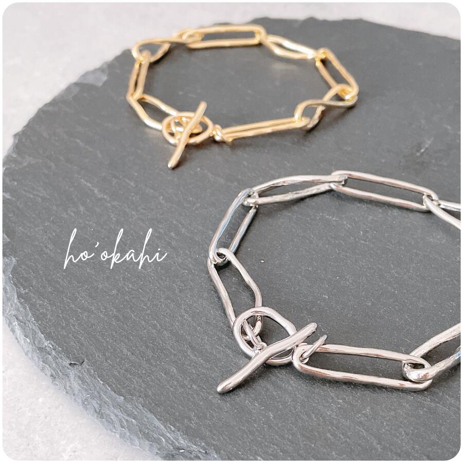 個性的な3種類の異なるデザインチェーンが交互に連なるビックシルエットのブレスレットです。 1コマがかなり大きいため、身に着けるだけで存在感があり華やかな手元に。 留め具には大きめのデザイン性の高いマンテルを使用し、どこから見ても華やかで、か...