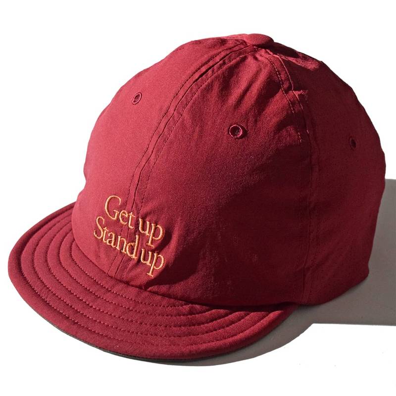 Stand Up Cap(Burgundy) E7014816 音楽からインスパイアされたランナーを鼓舞させるメッセージを刺繍であしらった、新型のランニングキャップです。 クイックドライのストレッチ素材をベースに使用し、後部4パネルには小さ...