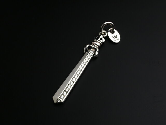 この商品は「ペンダント本体」＋ 「石・彫り留め」がセットになった商品です。 不動明王が右手に持つ剣をモチーフにしたペンダントにキュービックジルコニアを両面に32個石留めしたバージョンです。 柄の部分は三鈷杵の形になっており細部にまで職人の拘...