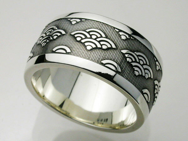 江戸金工の末裔である彫銀の職人が 独自の技法を駆使して仕上げた究極の超精密彫刻です。 青海波の下地に施された逆格子模様の 1辺の大きさはわずか0.2mmほどです。 メンズサイズのリング リング幅：約12mm　サイズ(＃17〜＃27） レディ...