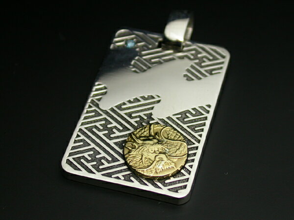 1916年創業の永年に渡って培われた究極の彫金技術が施された小紋柄と、 輝く鏡面とのコントラストが絶妙なコンビネーションを醸し出すペンダントトップです。 江戸文化が隆盛を極めた「元禄時代」に生まれた日本独自の小紋柄が 「江戸小紋 」です。 ...