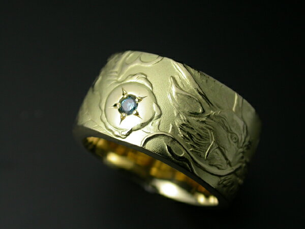 梵字を彫刻する箇所にダイヤを石留めしました。 ダイヤの大きさは1/15（0.06ct）です。 ゴールドやプラチナにも負けない輝きをご覧ください！ ※ダイヤの色はホワイト（透明）とブルー（青）の2種類から選べます。　