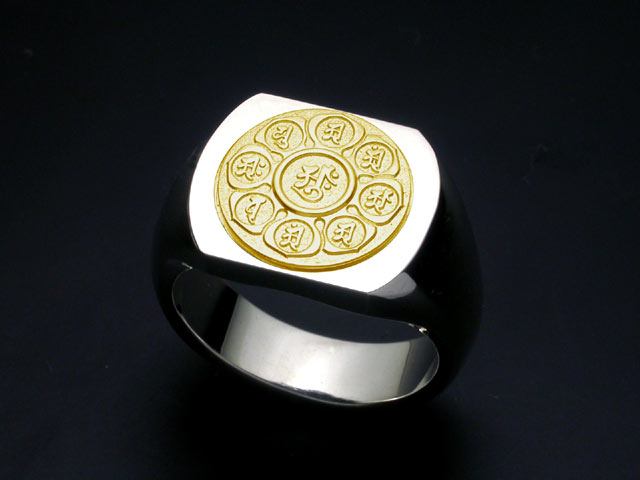 八葉曼荼羅リング・印台 K18ゴールドエンブレム 曼荼羅（mandara）とは、古代インドのサンスクリット語であり、音写して漢字で「曼荼羅」「曼陀羅」と書きます。 【manda（マンダ）】は「本質」「心髄」「醍醐」などの意味し、【la（ラ）...