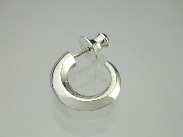 Fang（ファング）とは、「牙」のこと。一見シンプルですが、鋭く攻撃的なイメージがあります。 こんなピアスがほしかった！と誰もがうなるはず！ Sサイズもあります。 →Sサイズを見る ※片耳分（1個）での販売です ※両耳分をご希望の場合はご注...