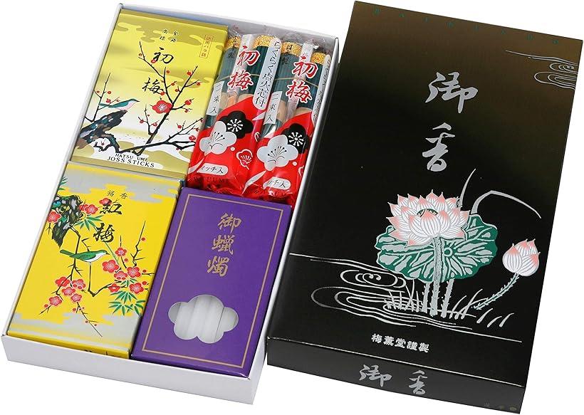 商品コード2b64scdor2商品名包装 蓮のし付き 黒箱御香セット蓮華小/蝋燭 ローソク 日本製 国産 淡路島ブランド梅薫堂・線香・ローソク詰合せ。線香は伝統技術を駆使したお線香。お墓参りに便利ならくらく点火芯本付お線香2束。ローソクは2...