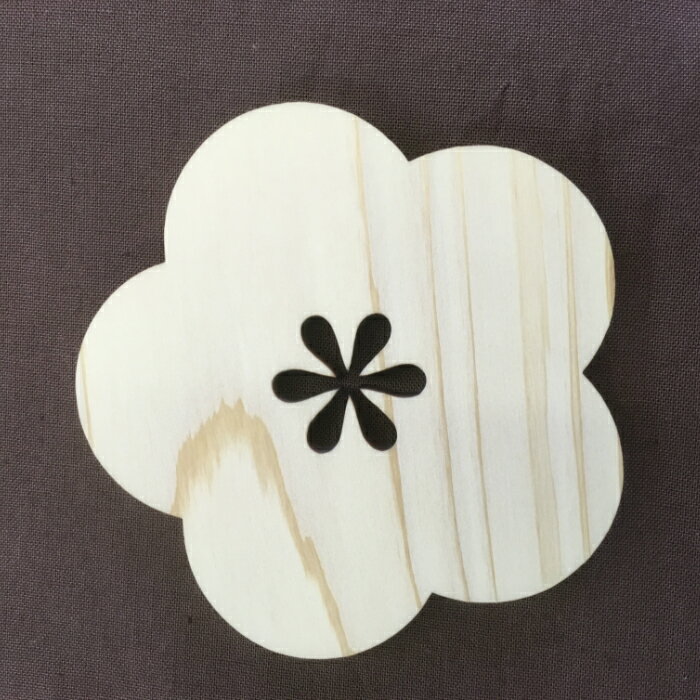 商品情報 サイズ 90×88×5mm材質 京都府産桧色 黄茶色〜赤茶色（木の色そのままです）商品説明 京都府産桧を用いた木製コースターです。無垢材のため、使用しているうちに反りや細かい割れ等が発生する場合があります。木製コースター　ウメ柄 ...