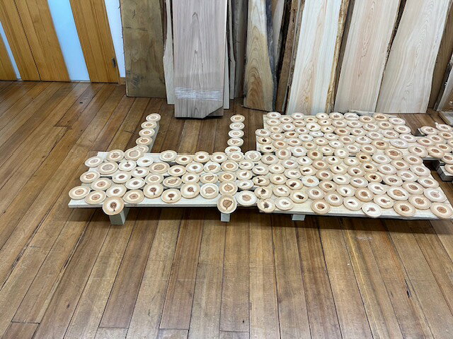 サイズ 約20g 縦8.5m 横8.5m 厚み10m 材質 杉 商品説明 京都府北山杉の丸太を輪切りにしたコースターです。 注文された一枚一枚若干、縦、横違いますが商品の品質には問題は無いのでご安心ください。時間がたてば端から割れてきますが...