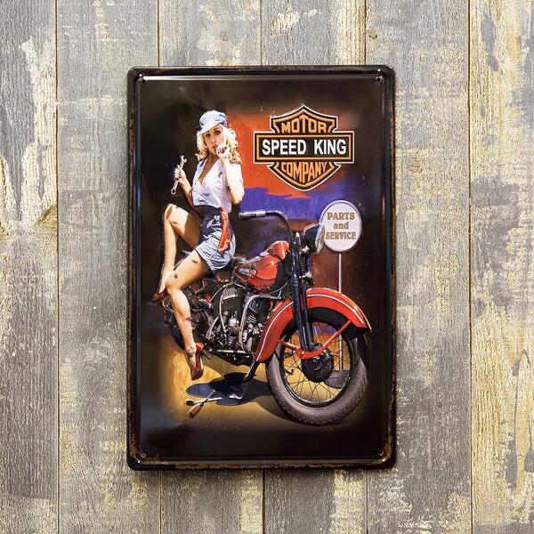 とってもお洒落なアンティークプレート♪ お部屋や共有スペースなど何処にかけてもオシャレに飾れる♪ お部屋に飾って一味違う雰囲気を楽しんでみてはいかがでしょうか？ 商品説明 素材 ブリキ サイズ 20×30cm 特徴 アメリカン50’sプレー...