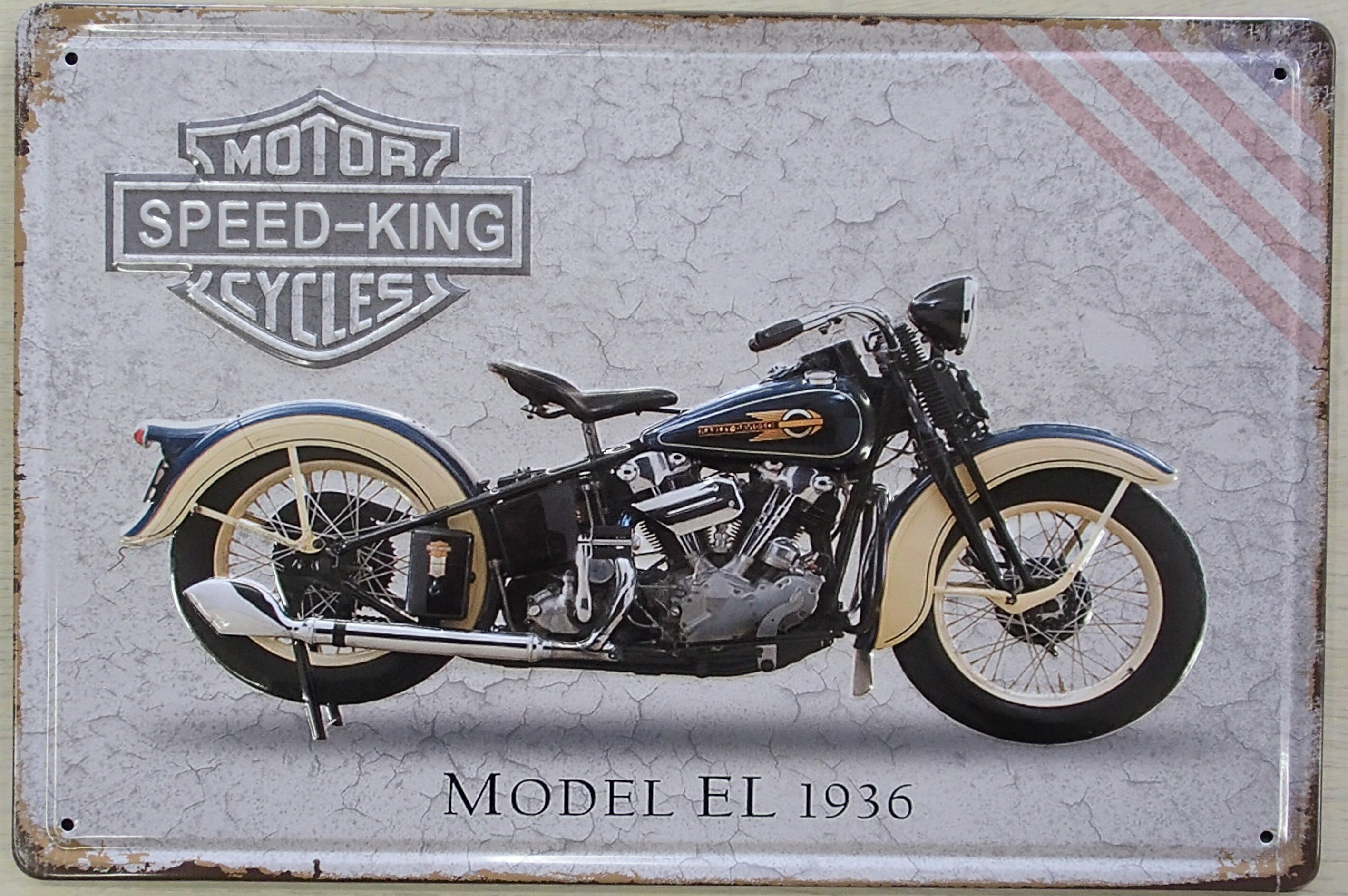 とってもお洒落なアンティークプレート♪ お部屋や共有スペースなど何処にかけてもオシャレに飾れる♪ お部屋に飾って一味違う雰囲気を楽しんでみてはいかがでしょうか？ 商品説明 素材 ブリキ サイズ 20×30cm 特徴 アメリカン50’sプレー...