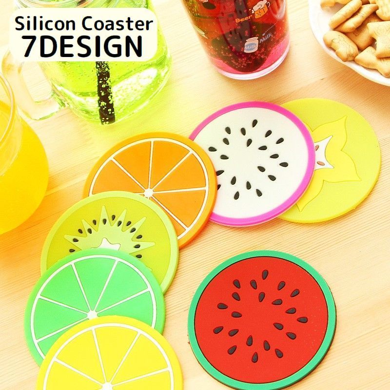 フルーツモチーフのおしゃれなデザイン♪ソフトシリコン製の円形コースターです。 【サイズについて】画像をご参照ください。 【カラーについて】生産ロットにより柄の出方や色の濃淡が異なる場合がございます。お使いのモニターや撮影時の光の加減などによ...