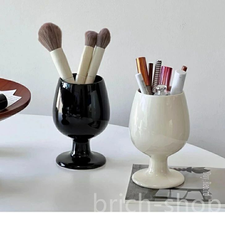 ペン立て　インテリア 雑貨 ゴブレット型 ブラシスタンド 全2色 花瓶 韓国 ブラック　人気 おしゃれ ゴブレット型のシンプルなブラシスタンド。生花や造花などを入れて花瓶として使用することも出来ます。デスクの上や洗面台などに置くのに丁度良い...