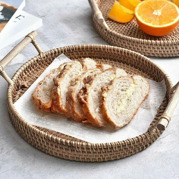 【商品説明】 天然木を編み込んだ自然素材のトレイです。お気に入りアイテムのプレートとしても。 ※天然素材特有の小さなキズや掠れ・色むら等はご了承ください。 ※天然素材を編み込んでおりますので、底面が平らではなく数ミリの誤差があることから、ガ...