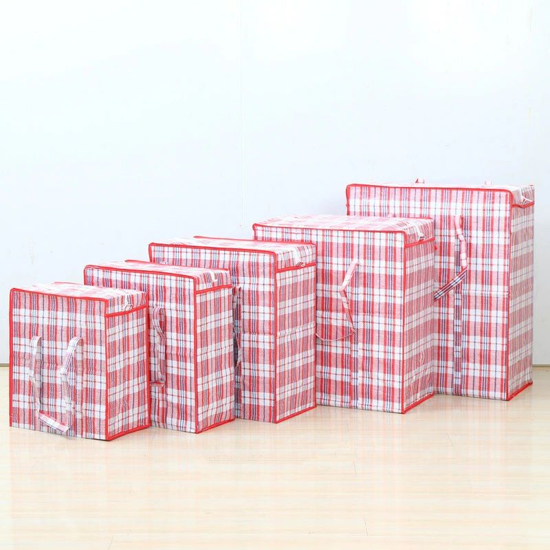 ?大容量のビニールバッグです。多めの買い物にも対応できます。?ポリプロピレン素材だから水にぬれてもサッとひとふき♪?折畳みできるエコバッグです、通常サイズのショッピングバッグよりは小さくなりませんが、その分生地が厚くて丈夫です。?買い物以外...