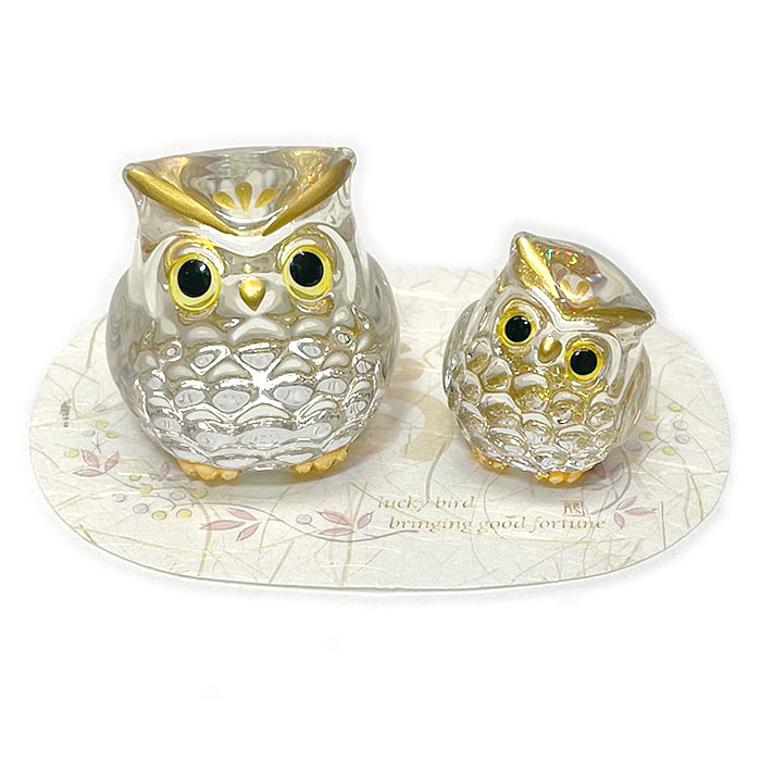 商品情報サイズ（約）幅11×奥行7.9×高さ4.6cm素材ガラス生産国中国※掲載した写真は、光の当たり具合やPCの使用状況によって色が異なって見える場合がございます。 ご了承くださいませ。クリスタル親子ふくろう　金 幸運を呼ぶ縁起物♪　ガラ...