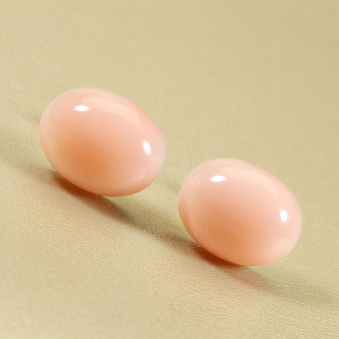 ピンク 珊瑚 ピアス サイズ 【サンゴ】 横9mm×縦11.8mm 【ピアス針】 直径0.6mm 、長さ10mm 重さ 2.1g 金具素材 K18YG（イエローゴールド） シリコンゴム付きキャッチ 珊瑚種類 ミス珊瑚 商品説明 透明感も有り...