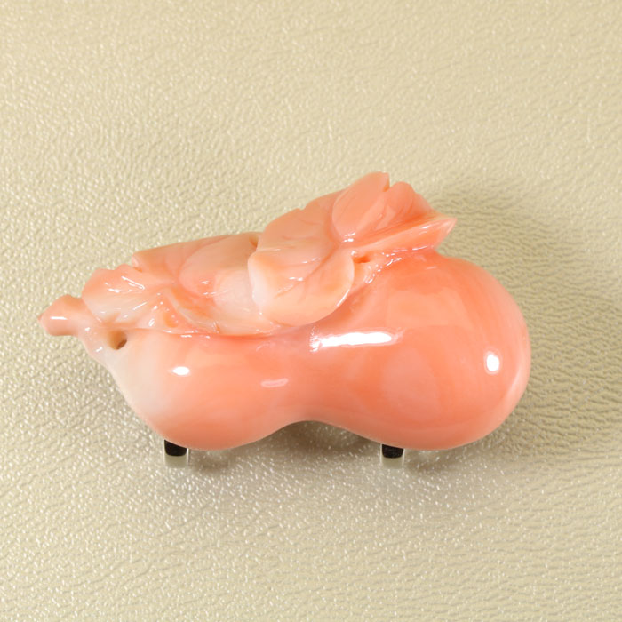 サイズ 【全体】 40mm×23mm 重 さ 14g 金具素材 シルバー 珊瑚種類 桃珊瑚　日本産 商品説明 瓢箪をモチーフに彫刻した帯留めです。 少しスカッチになった桃珊瑚の、綺麗な色合いの帯留めです。 店長の お勧め度 ★★★★★　