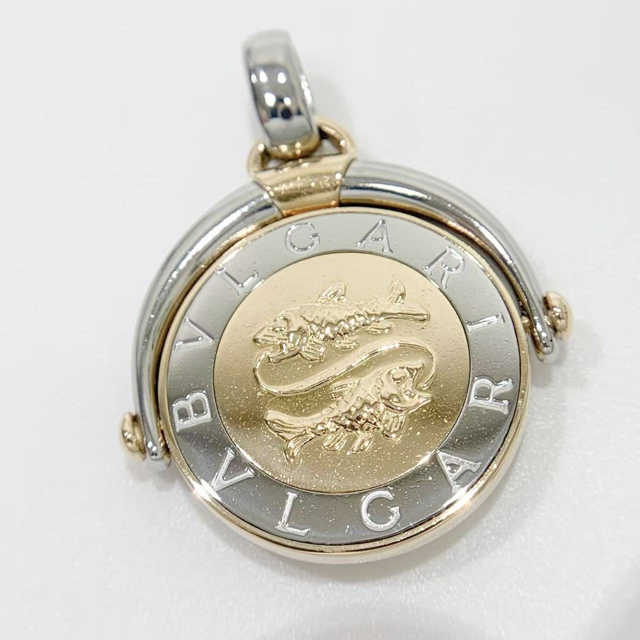 商　品　詳　細 ジャンル ペンダント トップ ブランド ブルガリ BVLGARI 素材 K18YG/SS 重量 約12.9g サイズ 約34.9mm*27.3mm(バチカンを含む) コインモチーフ直径約21.6mm 付属品 なし 全体のキズ...