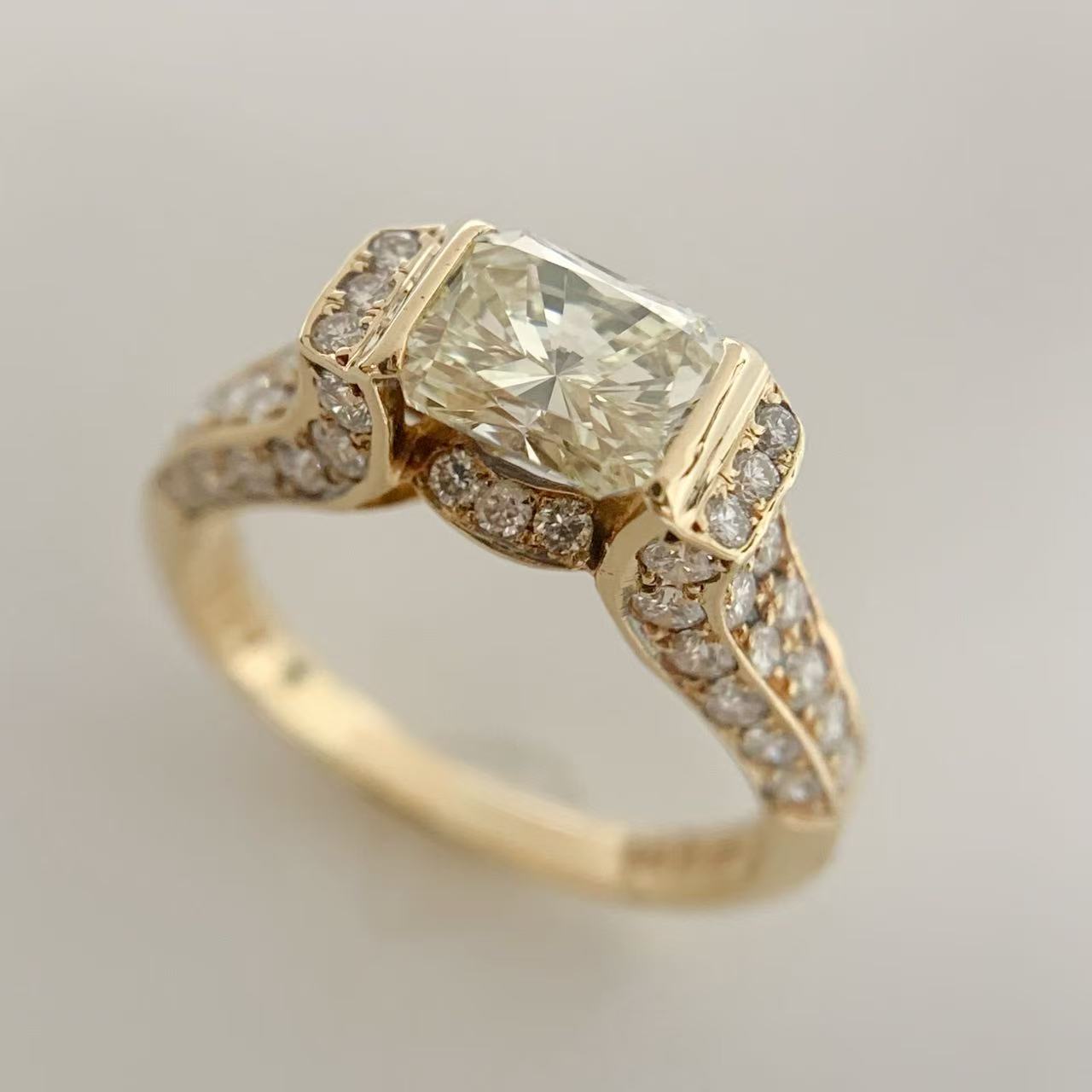 商 品 詳 細 ジャンル リング ブランド 平和堂 素材 750 サイズ #11,幅約2mm-4.1mm 重量 約3.9g 石目 D1.067ct 0.81ct 付属品 なし 商品説明 ご使用や保管によりダメージがございますが、比較的状態の...