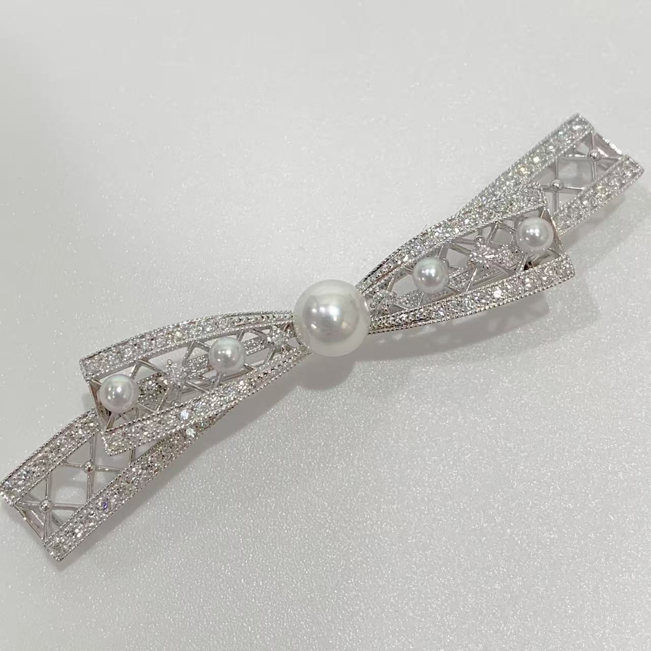 商 品 詳 細 ジャンル ブローチ ブランド MIKIMOTO ミキモト　 素材 K18WG 重量 約10.4g 石目 パール3mm-6.5mm、ダイヤモンド0.65ct サイズ 約11.3mm-61.2mm 定価 1,100,000(税込...