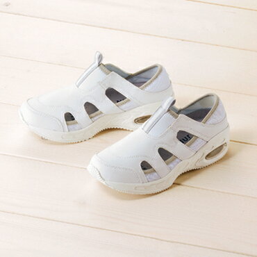 両サイドスルーで通気性抜群！ ストレッチ素材で足にジャストフィット。 エアーバッグ内臓で抜群のクッション性。 かかと部分をつぶすとサンダルとして履けます。 インソールは取り外し可能。 　 ※ 商品の仕様は予告なく変更することがございます。 ...