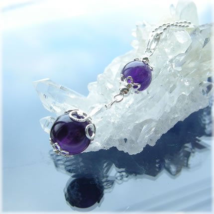 「アメジストについて♪」 ◆アメジスト　美しい紫色をしたアメジストは精神を安定させてリラックスした気分にしてくれるストーンと言われています。 　古代、王様達が競って身につけたストーンで直観力や感受性を冴え渡らしてくれるとも言われています。 ...