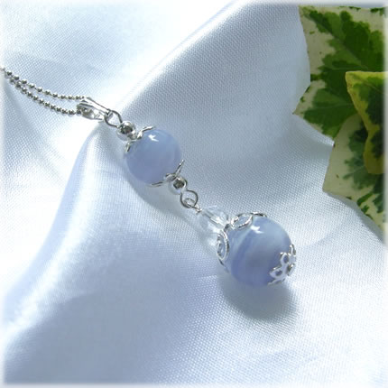 「ブルーレースついて♪」 ◆ブルーレース　ピュアな気持ちにしてくれて自然に笑顔があふれてくる と言われています。また心をリラックスさせてくれ安心感をもたらしてくれる ストーンとも言われています。 ペンダントトップの大きさ等について ◆ペンダ...