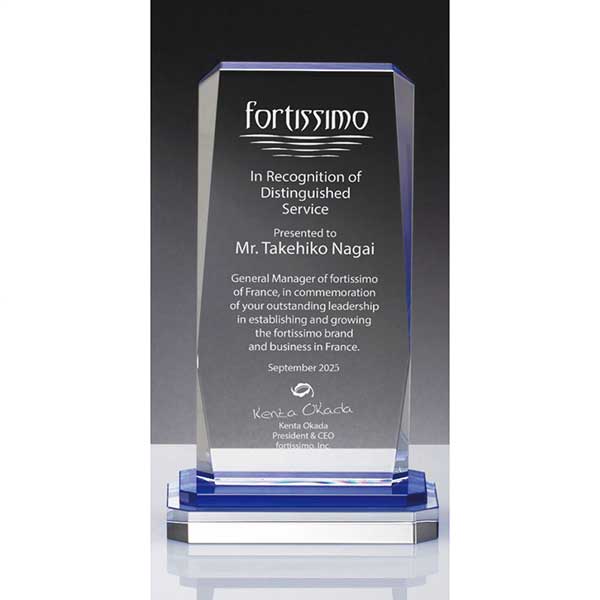 ●底部のブルーが側面や上面に反射する、水源をイメージした盾。●現品サイズ・内容：11.5×5×20cm・光学ガラス・［中国製］●箱サイズcm：16.5×7.5×25cm●重さ：950g●メーカー型番：AK-1687B●底部のブルーが側面や上...